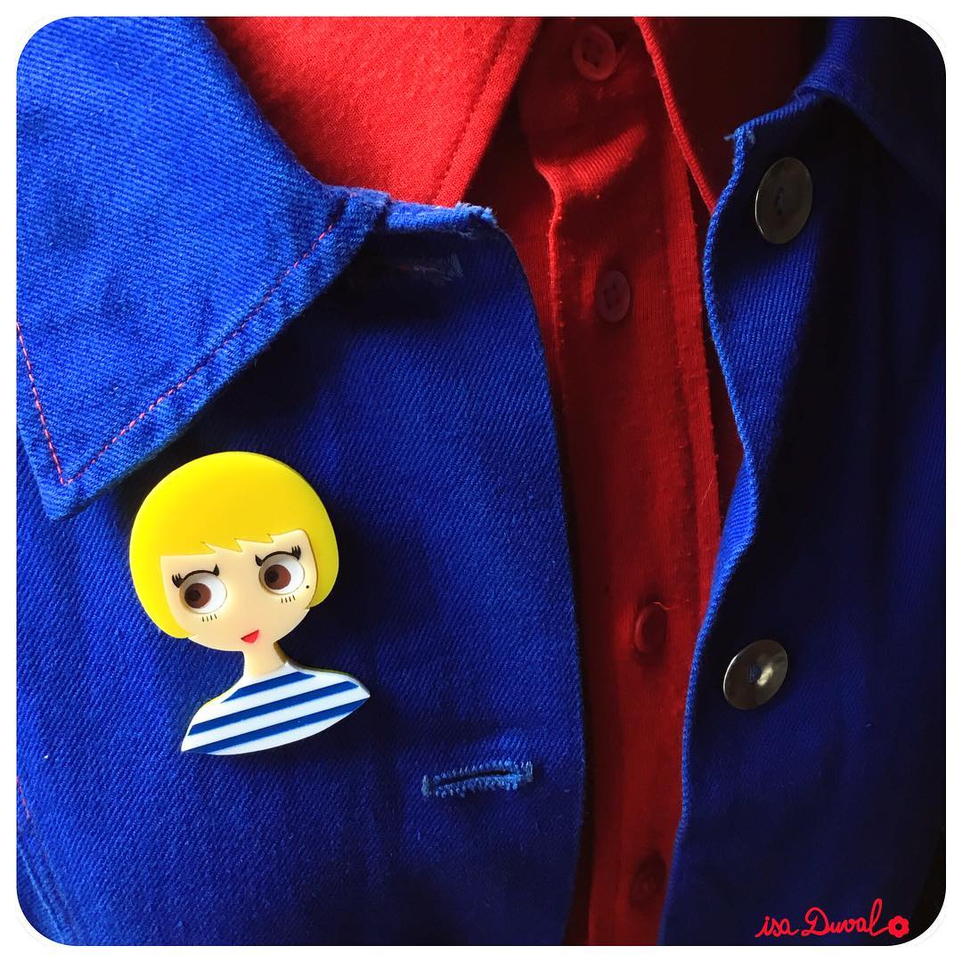 AMY Acrylic brooch, hazelnut eyes, short hair, sailor top – Isa Duval